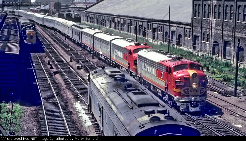 AT&SF F7A #31L Heads Into Dearborn Station in 1966
